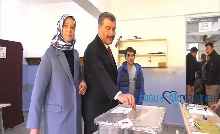 Sağlık Bakanı Fahrettin Koca, Eşi ve Çocuklarıyla Sandığa Gidip Oyunu ...
